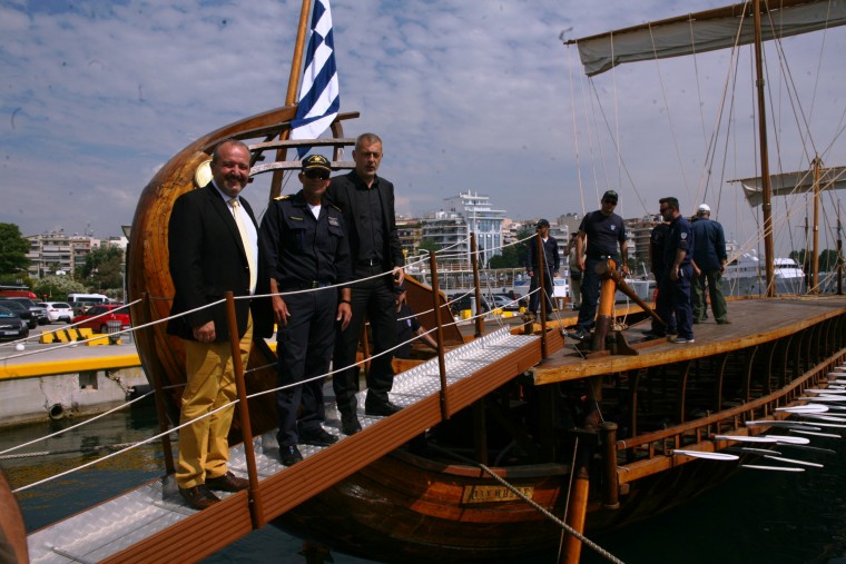 Η ιστορική τριήρης του «Ολυμπιάς» βρίσκεται στη Μαρίνα Ζέας ...
