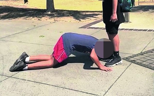 Φωτογραφία -σοκ: 12χρονος Εβραίος αναγκάζεται να φιλήσει τα πόδια ...