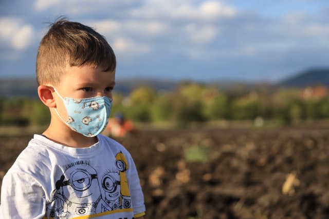 Πώς να μιλήσετε στα παιδιά για τη διαρκή χρήση μάσκας