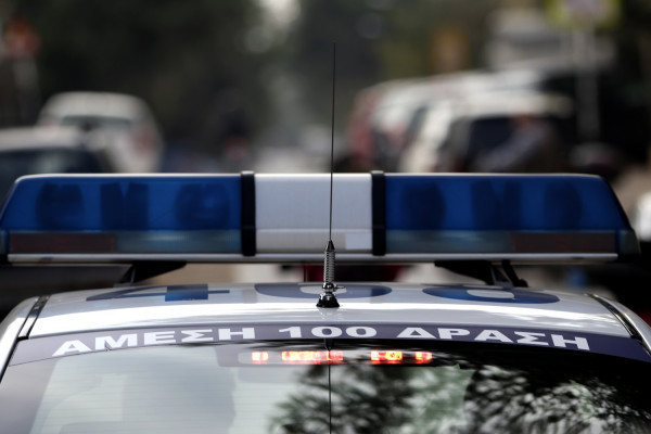 Γυναίκα ταμπουρώθηκε στο σπίτι της μαζί με το παιδί της κρατώντας ...