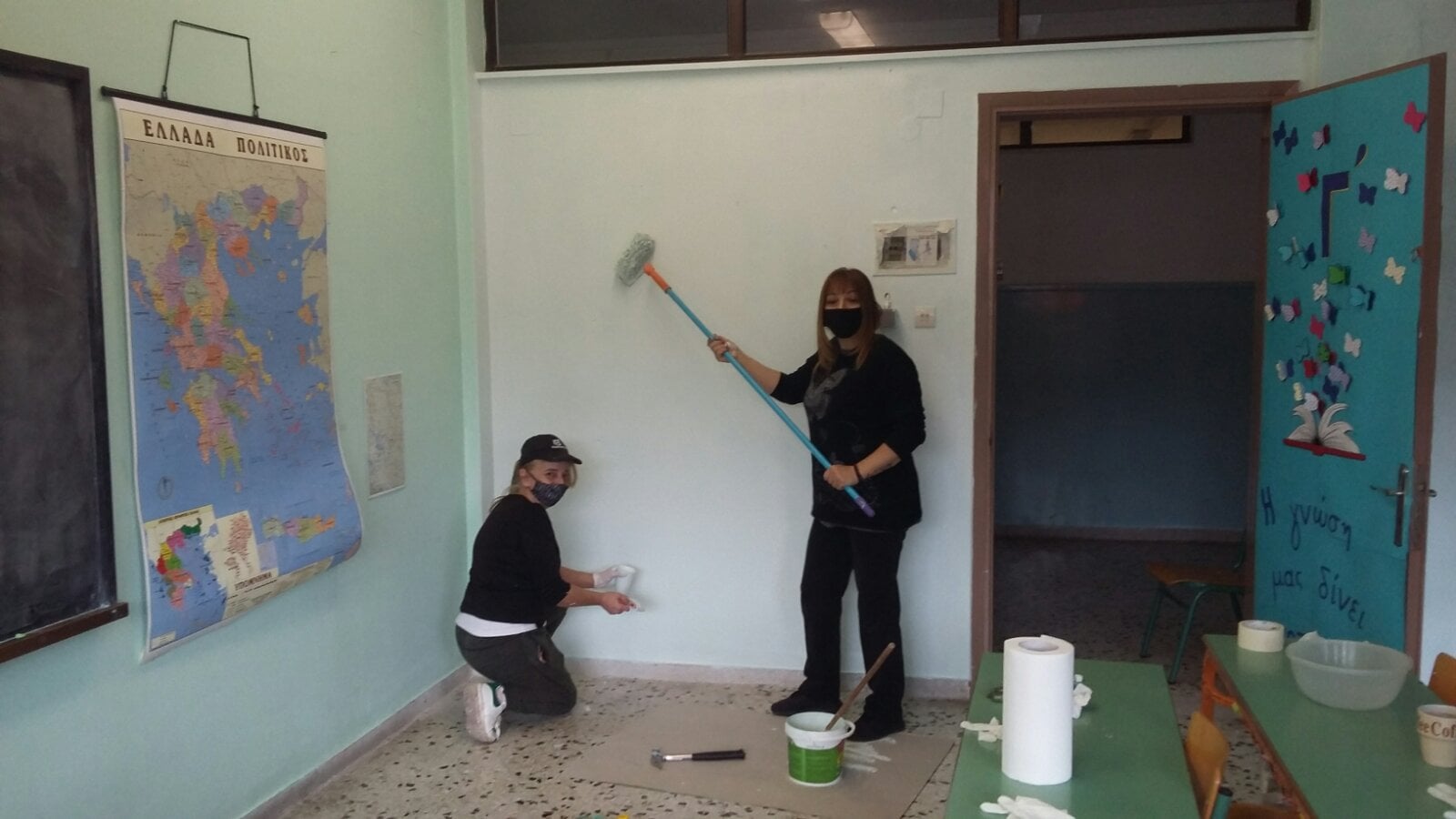 4ο Δημ. Σχ. Καρπενησίου: Οι καθαρίστριες μαζί με τον δάσκαλο το έβαψαν ...