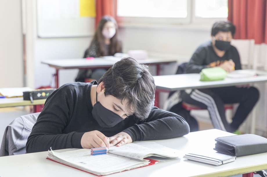 Επιστροφή στα θρανία για τους μαθητές Γυμνασίων και Λυκείων - Μάσκες ...