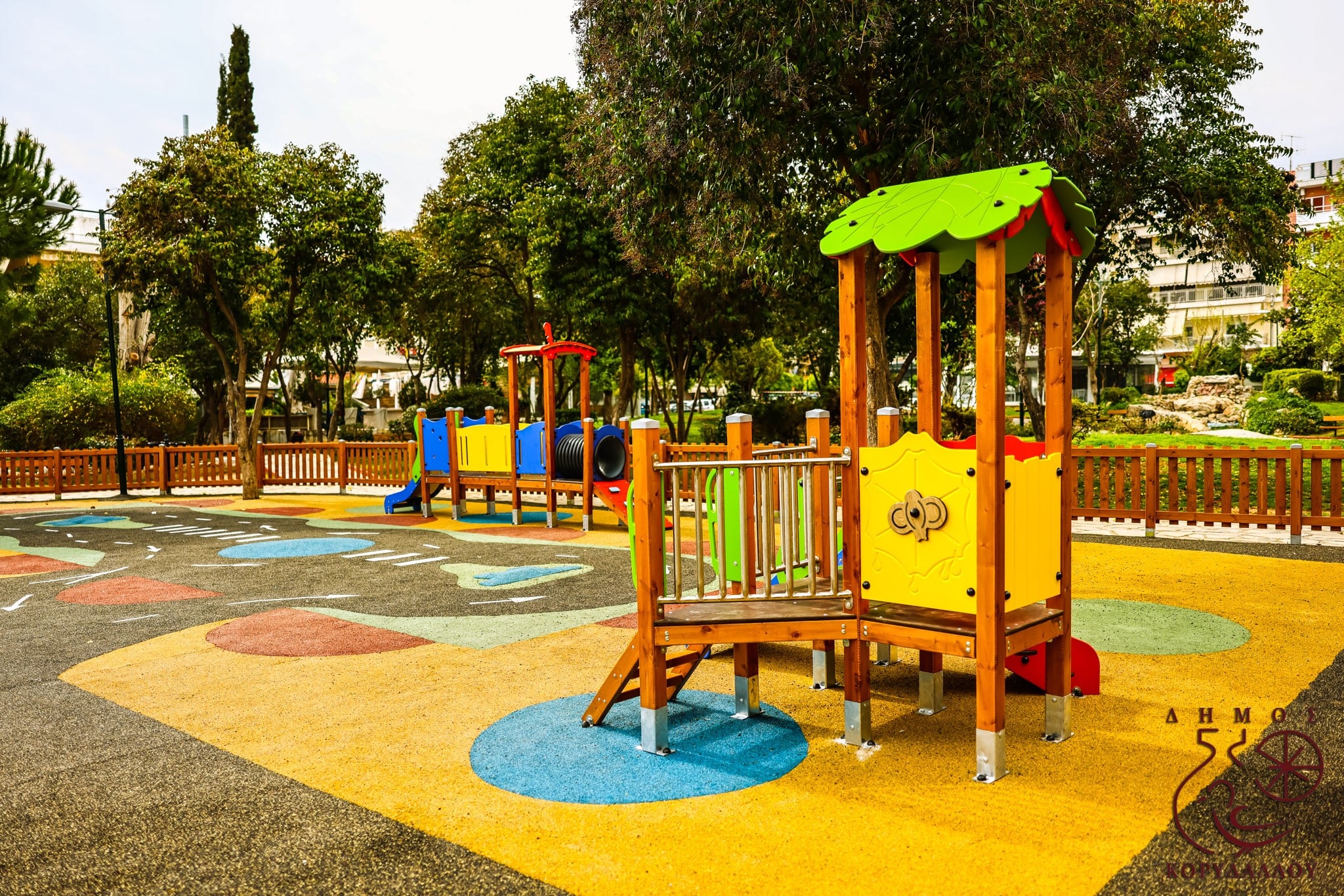 Ανακαλύψαμε την πιο όμορφη πλατεία της Αττικής με δυο παιδικές χαρές ...
