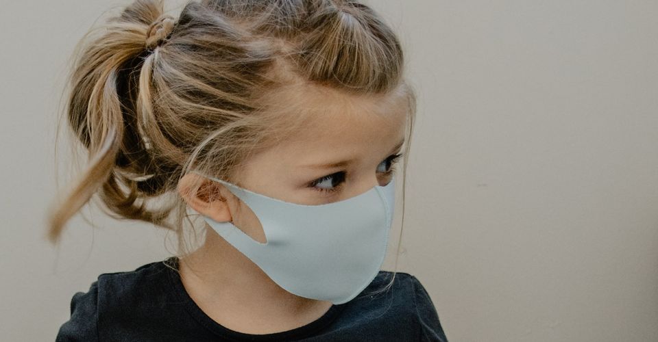 Τα παιδιά πρέπει να συνεχίσουν να φορούν μάσκες | Infokids.gr