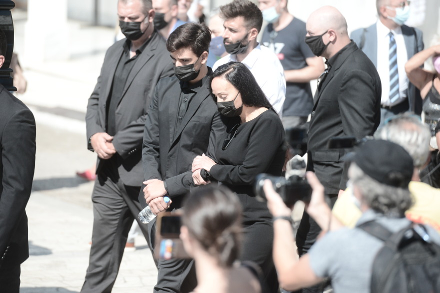 Θρήνος στη κηδεία του Άκη Τσοχατζόπουλου - Ο 14χρονος γιος του και η ...