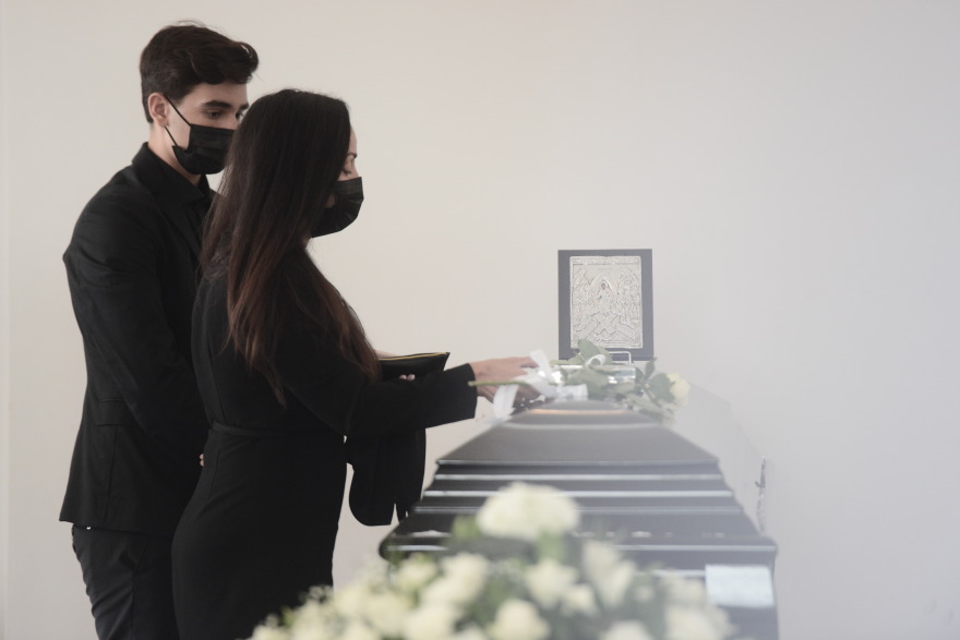 Θρήνος στη κηδεία του Άκη Τσοχατζόπουλου - Ο 14χρονος γιος του και η ...