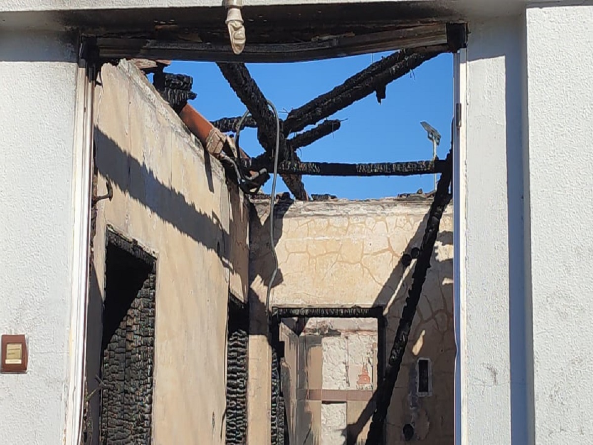 Λευκά λουλούδια στο σπίτι που κάηκαν η μητέρα τα 2 αδερφάκια ...