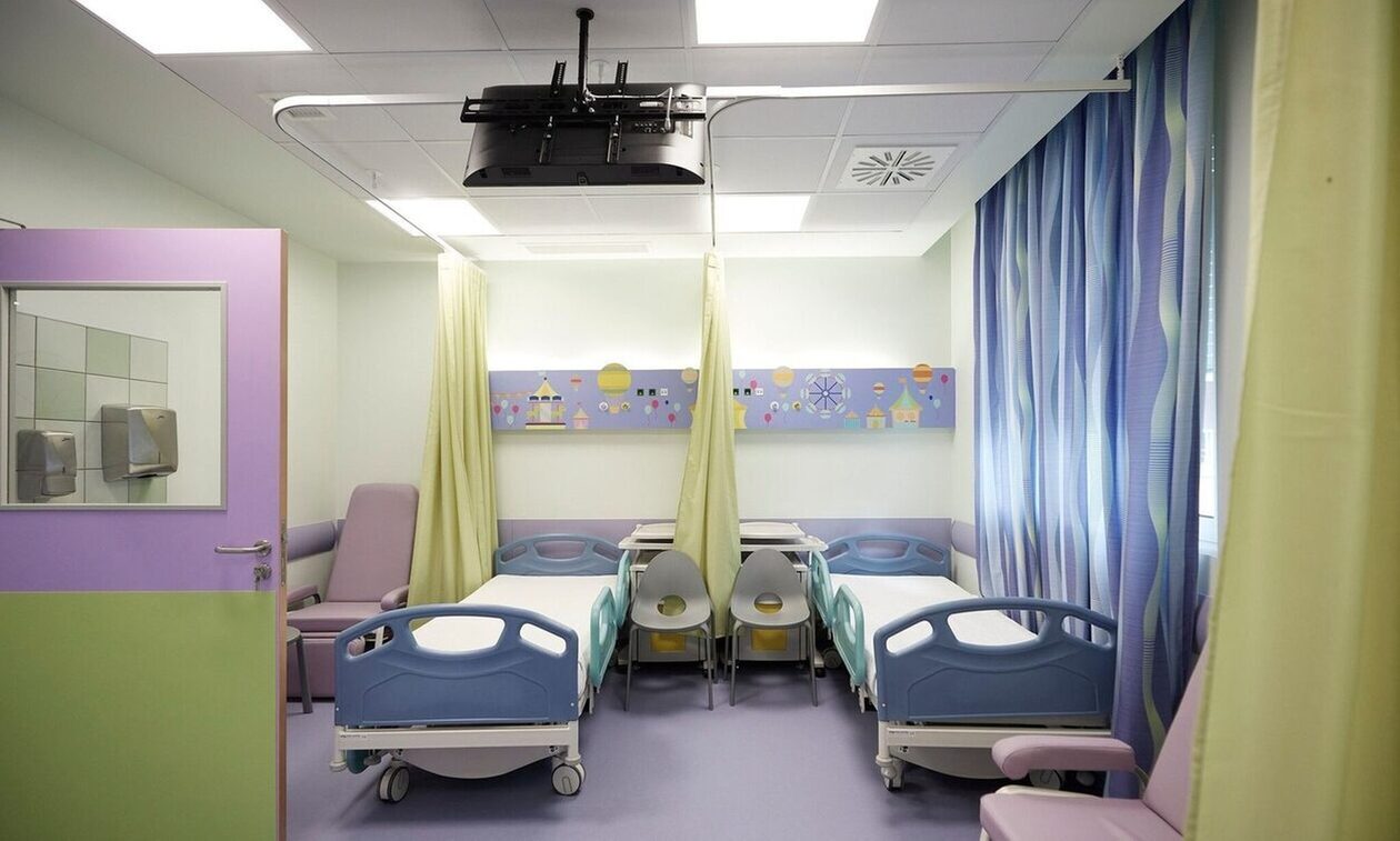 Συγκλονίζει ο πατέρας της 2χρονης: «Άργησαν να τη διασωληνώσουν»