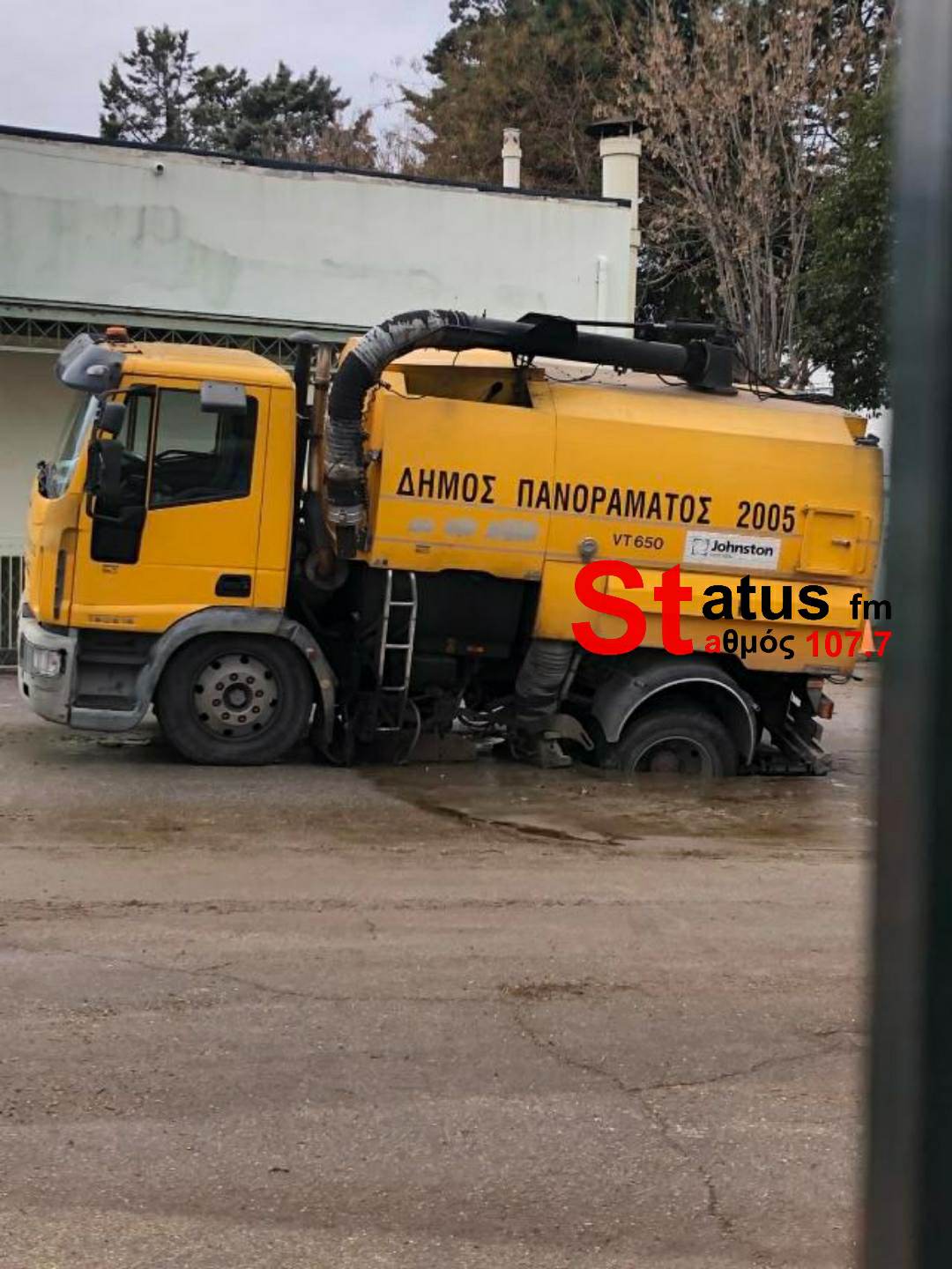 Θεσ/νικη: Τρύπα σε προαύλιο Δημοτικού «κατάπιε» φορτηγό του Δήμου ...