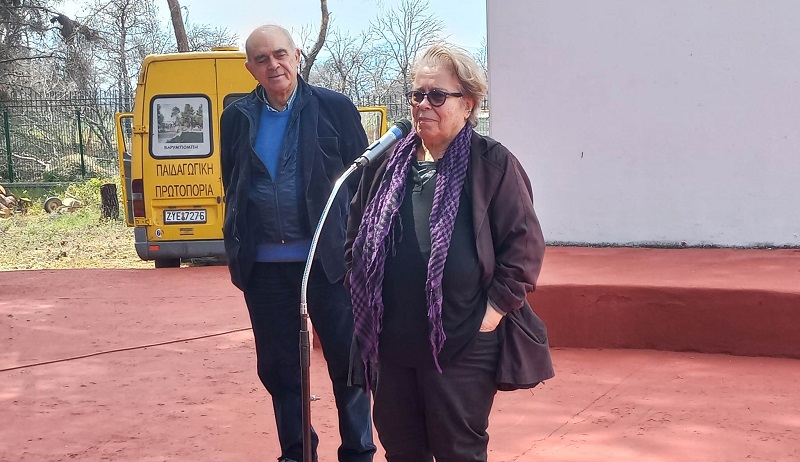 Οι μαθητές βράβευσαν την Δήμητρα Γαλάνη για την προσφορά της στο ...