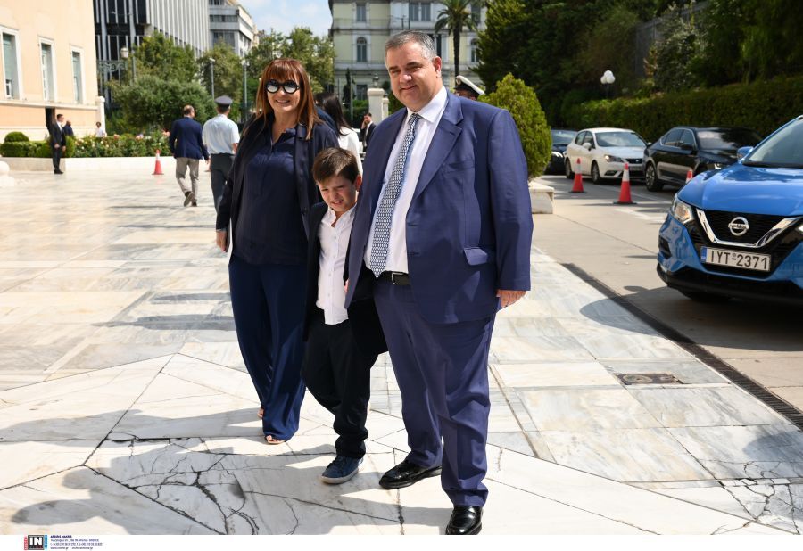 Ορκωμοσία νέα Βουλή: Η εμφάνιση της Νάντιας Γιαννακοπούλου με τις 4 κόρες