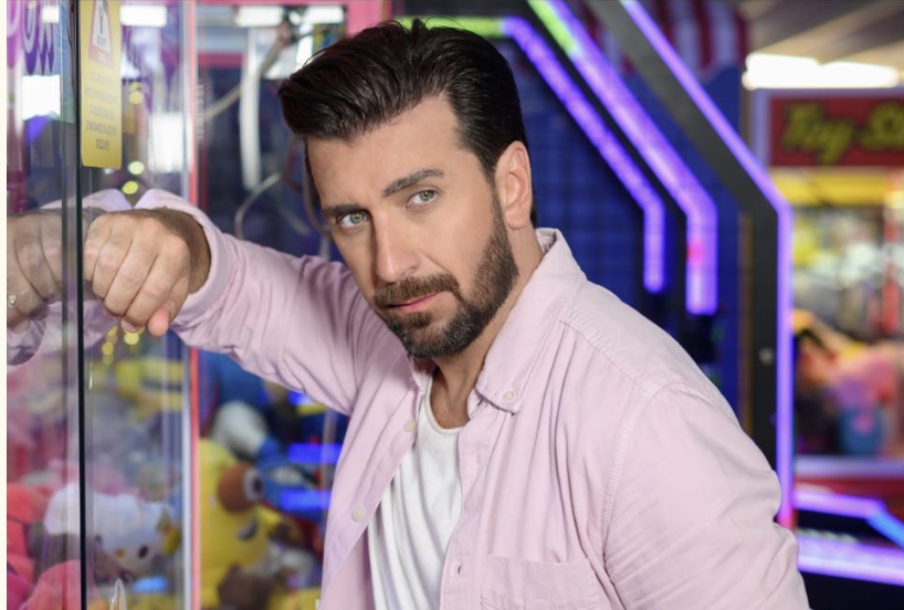Θάνος Πετρέλης: Στο νέο του video clip έχει την πιο όμορφη παρέα!